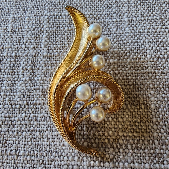 Napier | Jewelry | Vintage Napier Brooch 6s Faux Pearls With Ribbon ...